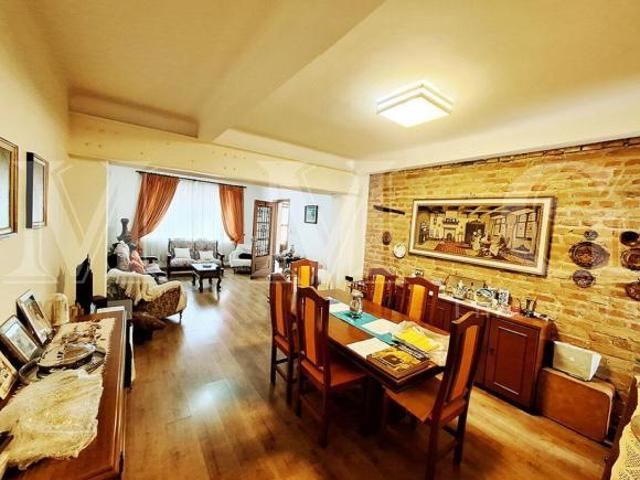 Sobrado à venda Vila Mariana 3 quartos um com terraço e sala intima. 2 salas copa cozinha 4 garagens