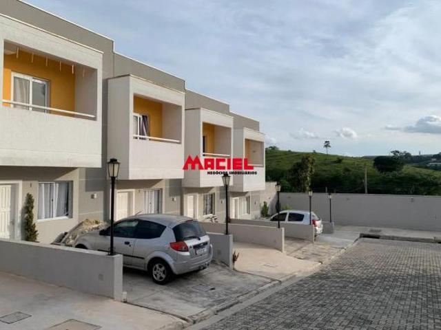 Sobrado Aconchegante em Villagio no Residencial São Francisco com Quintal e Excelente Localização
