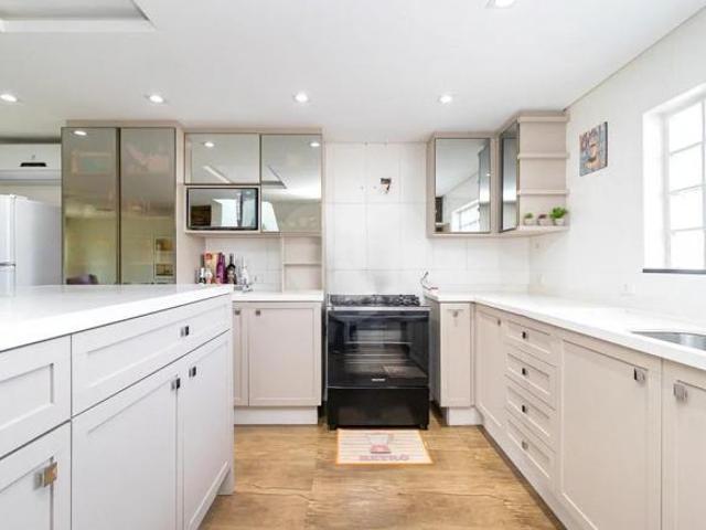 Sobrado Alto Padrão no Curitiba/PR – 200m², 3 Quartos, 4 Banheiros e 2 Vagas