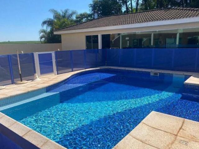 Sobrado Alto Padrão no Condomínio Pitangua – 420m², 4 Suítes e Piscina