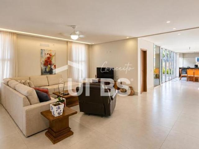 Sobrado Alto Padrão no Portal do Sol Green: 4 Suítes, 337m², Espaço Gourmet e Piscina Aquecida