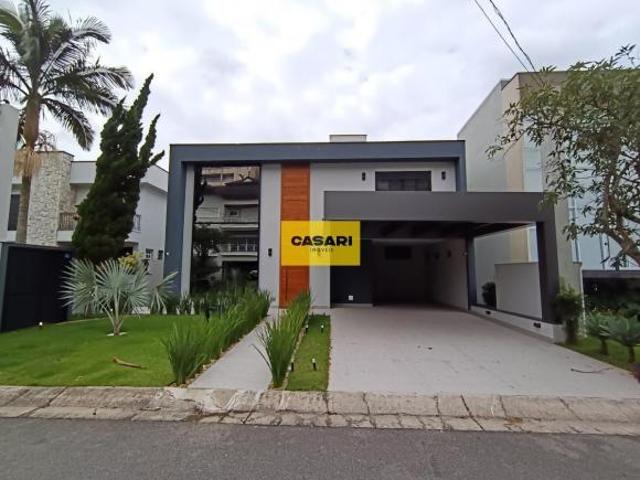 Sobrado Alto Padrão à Venda em Condomínio Fechado com 4 Suítes, Piscina e Elevador