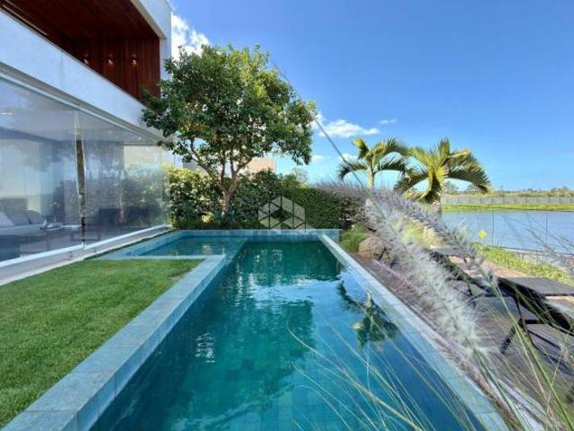 Sobrado alto padrão com 5 suítes, mobiliado e decorado e 460m² de área construída no condomínio fech
