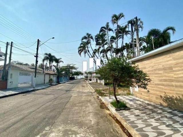Sobrado alto padrão com piscina e 4 suítes em Praia Grande SP
