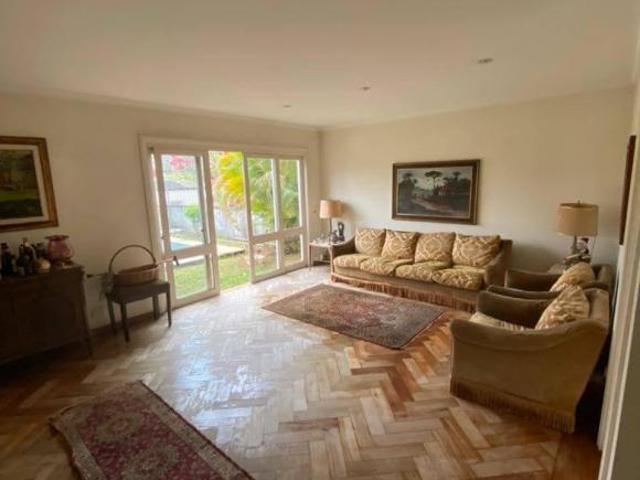 Sobrado Alto Padrão de 350m² com 6 Quartos e 4 Vagas à Venda no Morumbi
