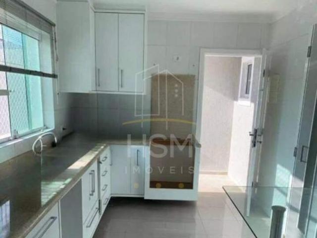 Sobrado amplo no Santa Terezinha com suíte, closet e excelente área de lazer