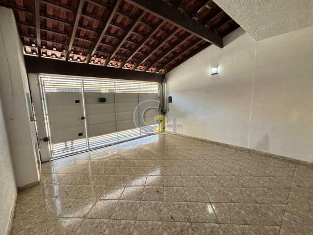 Sobrado amplo à venda na Vila da Prata em Mogi das Cruzes, 3 quartos, 1 suíte, 2 vagas, 3 banheiros