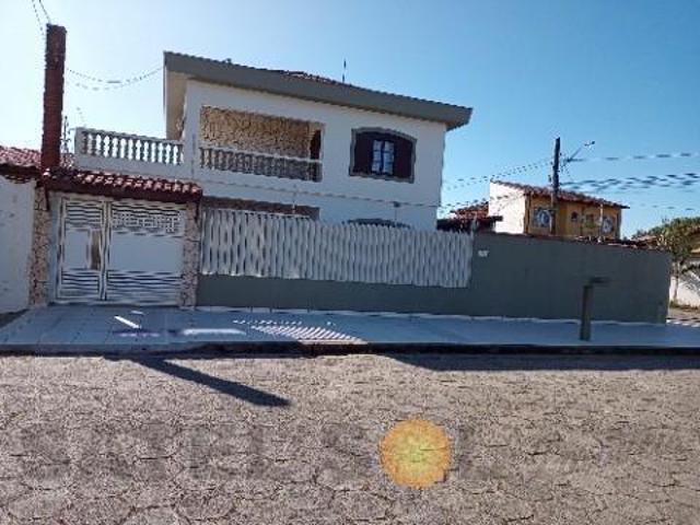 Sobrado amplo, arejado, acabamento de boa qualidade, localizado em rua residencial, no bairro Bel