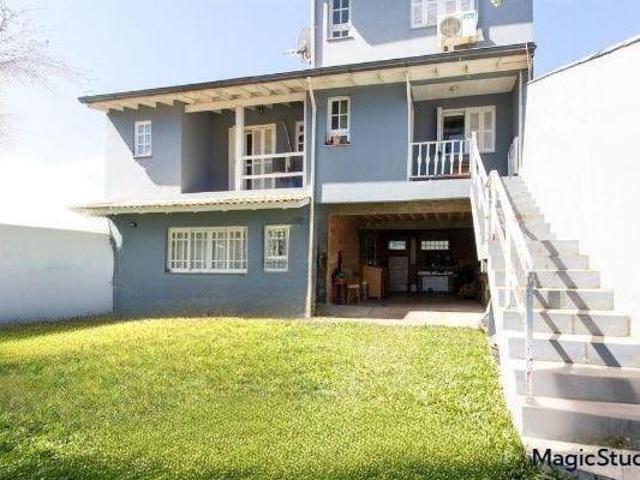 Sobrado amplo com 4 dormitórios com piscina e casa extra no mesmo terreno – Hípica