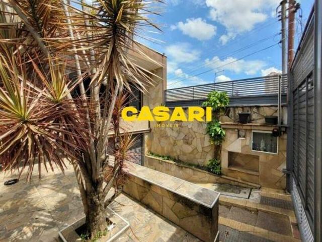Sobrado Amplo com 8 Dormitórios e 6 Vagas – Bairro Olímpico, São Caetano do Sul/SP