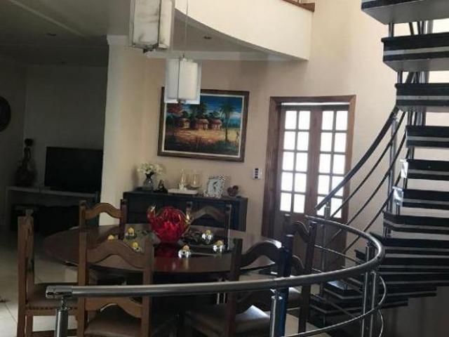 Sobrado amplo com 286m², localização mais que privilegiada no Bairro Jardim em Santo André/SP