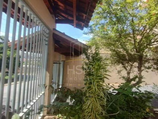 Sobrado Amplo com 3 Dormitórios, Suíte, 4 Vagas e 2 Edículas – 323m² | Vila Flór