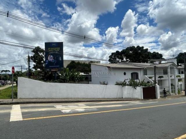 Sobrado amplo com 3 dormitórios sendo 1 suíte e 2