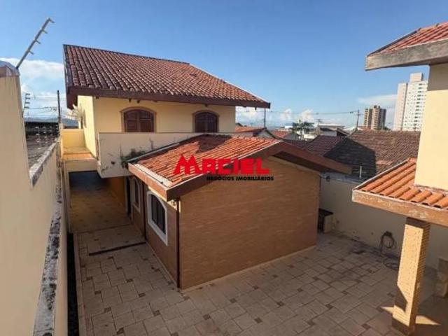Sobrado amplo com ponto comercial e garagem na região central de São José dos Campos