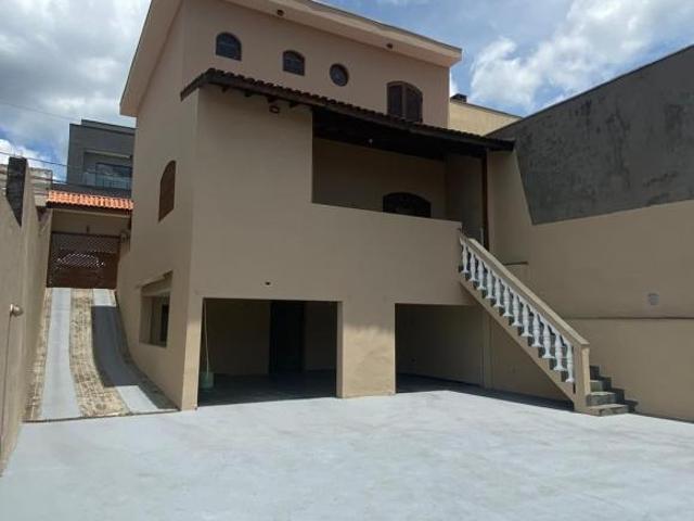 Sobrado Amplo com Quintal, Churrasqueira e 5 Vagas – 300m² de Terreno