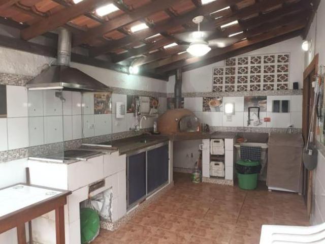 Sobrado amplo em condomínio, 2 quadras da praia com área gourmet com churraqueira e forno para pizza