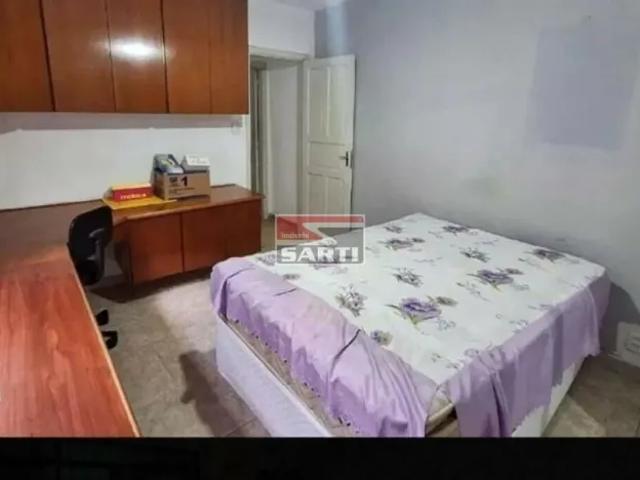Sobrado amplo localizado em rua tranquila, 4 dormitórios e 02 vagas de garagem