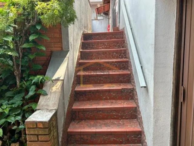 Sobrado amplo, 5 dormitórios, dividido em 2 casas, 2 vagas. 316m². Casa verde