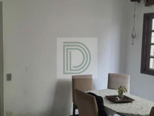 Sobrado arejado com 3 dormitórios, 4 vagas, próximo ao centro comercial do Jardim Esther