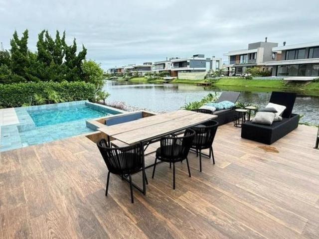 Sobrado beira Lago