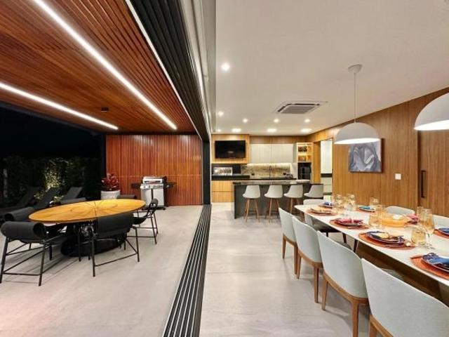 Sobrado Beira Lago, mobiliado e decorado com 05 suítes e piscina