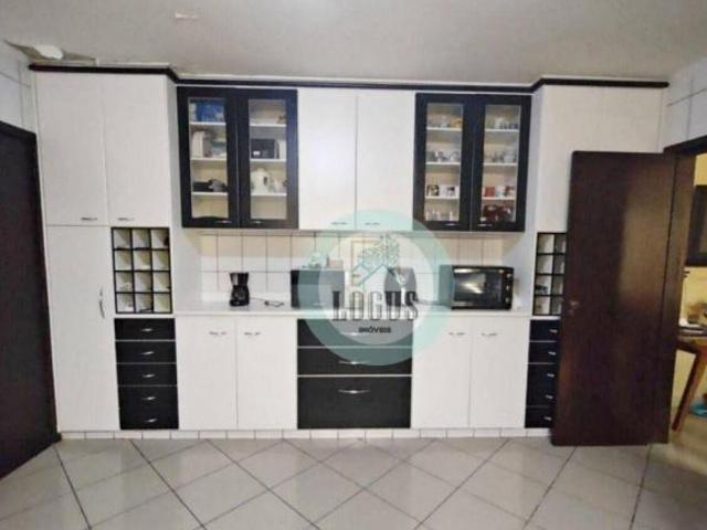 Sobrado bem distribuído com 208m² composto por 3 dormitórios sendo 2 suítes, á venda por R$ 679.000
