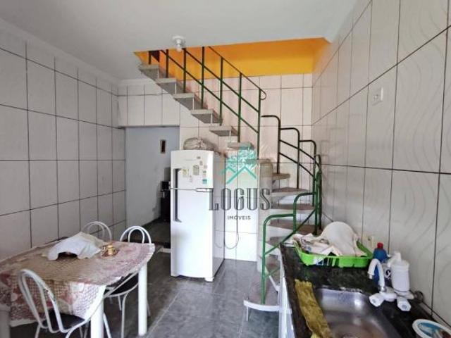Sobrado bem distribuído com 84m² de área construída, com 2 dormitórios sendo 1 suíte, à venda por R$