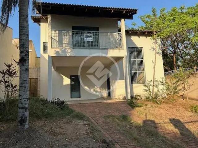 Sobrado bem localizado no Baú