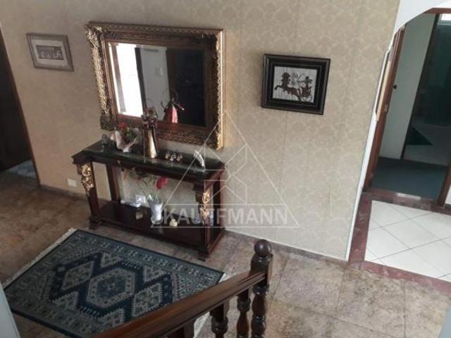 Casa com 5 suítes em rua tranquila e arborizada