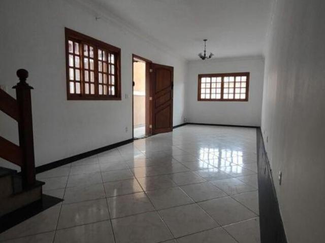 Sobrado Campo Grande calçada com recuo ótimo local