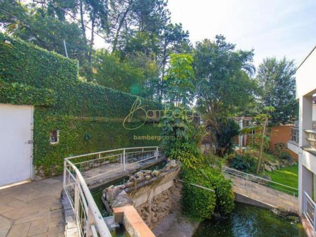 Sobrado/ Casa à Venda 1.067 m² de Terreno/ 415 m² de área útil, piscina, jardim e 3 vagas