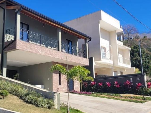 Sobrado charmoso em condomínio: 3 quartos, 3 suítes, 3 salas, 4 banheiros, 4 vagas, 200m² em Braganç