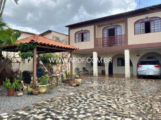 Sobrado Colonial na QSC 09, Lote de 300m², área construída de 334m² com 4 Quartos