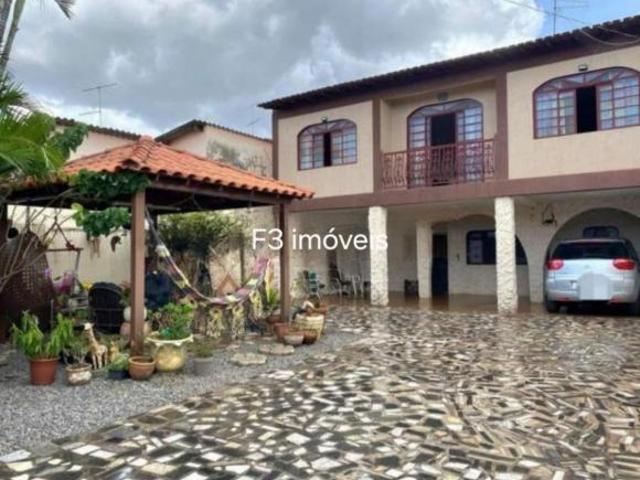 Sobrado Colonial, Lote de 300m², área construída de 334m² com 4 Quartos na QSC 09 Taguatinga Sul