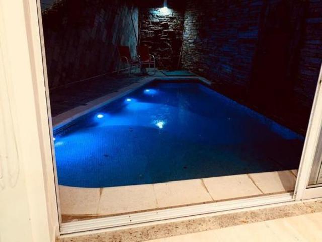Sobrado com 400 m², Piscina e churrasqueira
