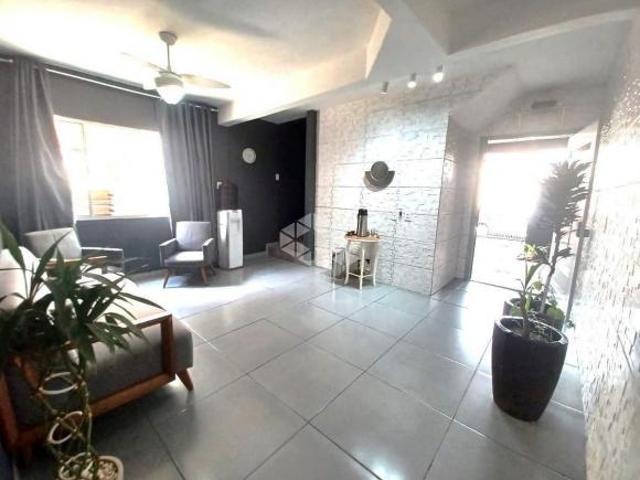Sobrado com 408,00m² aproximados 2 vagas, 3 banheiros bairro Navegantes/Porto Alegre