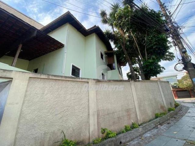 Sobrado com 4 dormitórios à venda, 209 m² por R$ 650.000,00 Jardim Araguaia