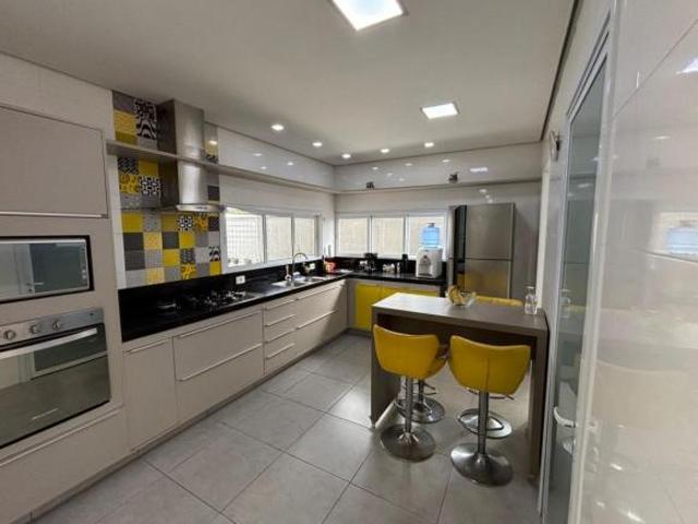 Sobrado com 4 dormitórios à venda com 259,00m²