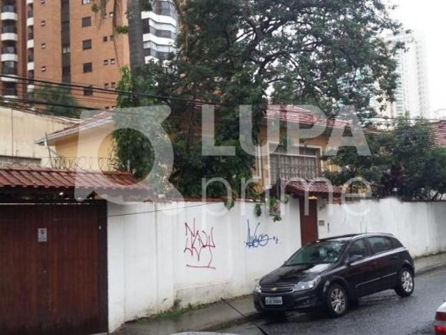 SOBRADO COM 4 DORMITÓRIOS Á VENDA SANTANA