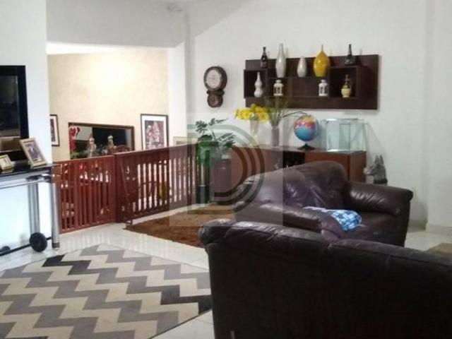 Sobrado com 4 dormitórios, localizado no Conj. Residencial Butantã