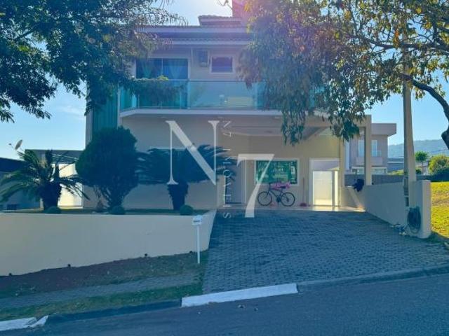 Sobrado com 4 Dormitórios, Piscina e Área Gourmet em Condomínio Fechado !