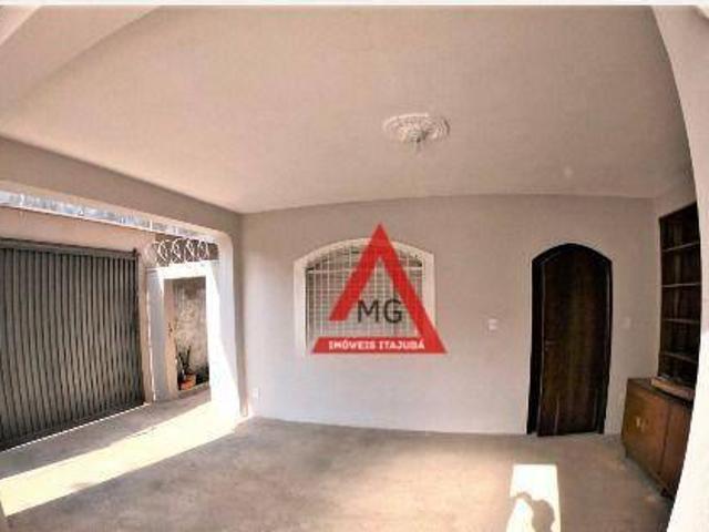 SOBRADO com 4 dormitórios, sendo uma suíte master com closet, próximo ao Colégio XIX de Março no bai