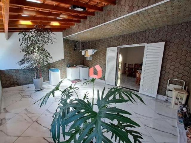 Sobrado com 4 dormitórios Sendo 1 suite,4 banheiros, 02 vaggas de garagem,com terraço AC. 244 m²