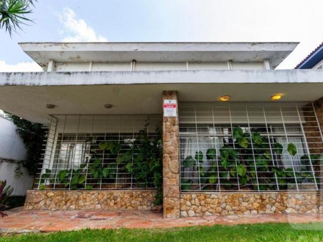 Sobrado com 4 dormitórios sendo 1 suíte e 4 vagas, localização Pacaembú