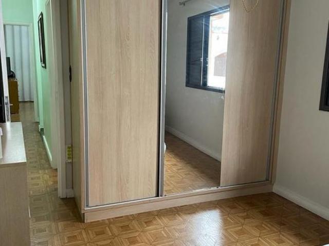 Sobrado com 4 dormitórios sendo 1 suíte, quintal espaçoso e 6 vagas de garagem