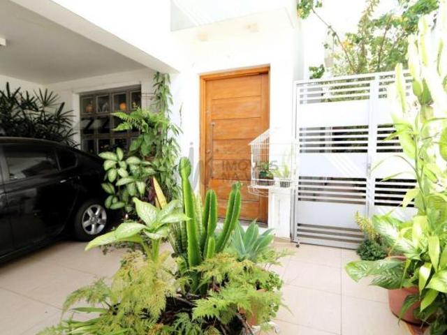 Sobrado com 4 dormitórios sendo 2 suites, 2 vagas e quintal arborizado