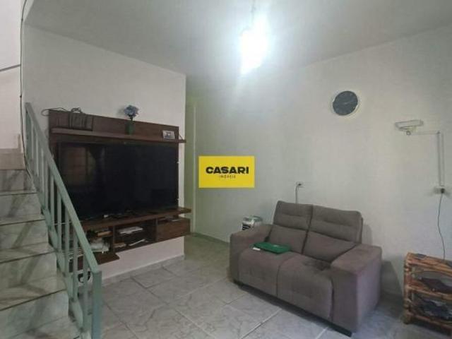 Sobrado com 4 dormitórios sendo 3 suítes, sala, cozinha, área de serviço e garag