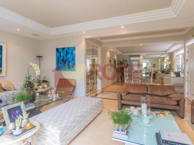 Sobrado com 4 dormitórios, sendo 3 suítes, 4 vagas e com 347m² Brooklin
