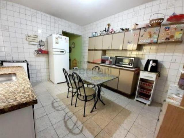 SOBRADO COM 4 DORMITÓRIOS, TEM 2 VAGAS DE GARAGEM E QUINTAL