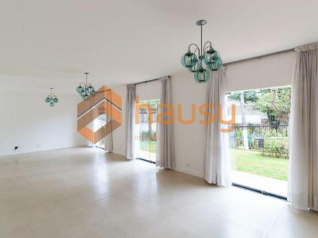 Sobrado com 4 dormitórios, 300 m² Piscina e amplo jardim!